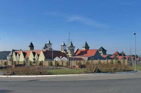 BAUWELT - Wertheim Village an der A 3