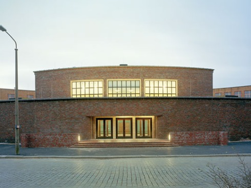 BAUWELT - Wiederaufbau der Aula der Max-Taut-Schule